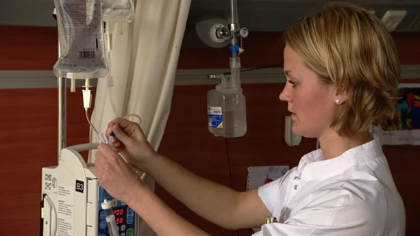 Een infuus instellen | Schooltv