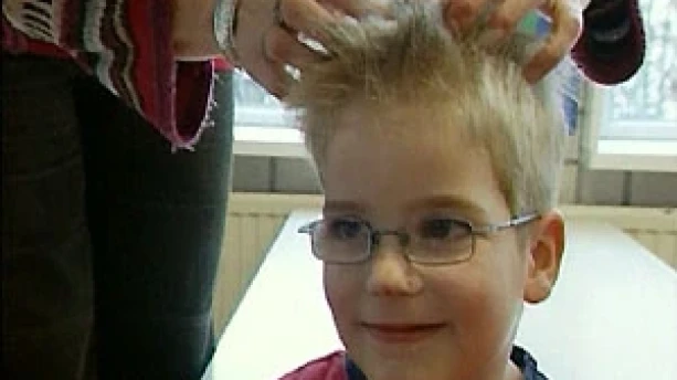 Hoofdluis controleren | Schooltv