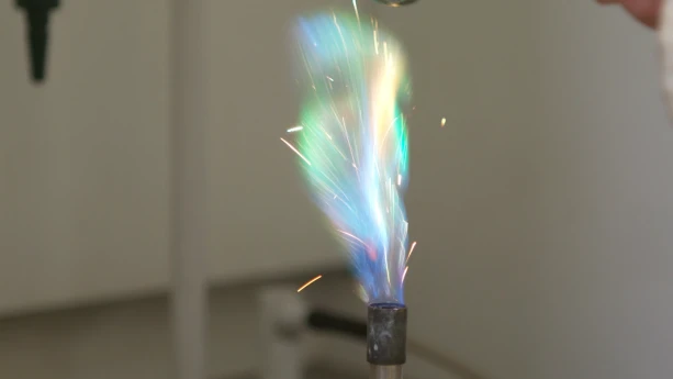 Hoe ontstaat de kleur van een vlam? | Schooltv