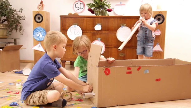 Hoe knutsel je een auto van een kartonnen doos? | Schooltv