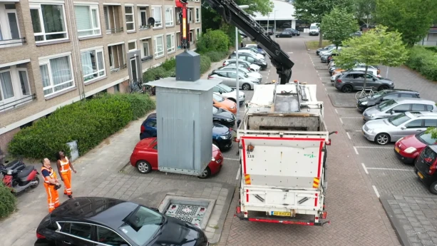 Hoe wordt een ondergrondse container geleegd? | Schooltv