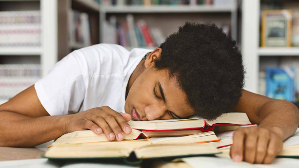 Wat zijn de gevolgen van slaaptekort? | Schooltv